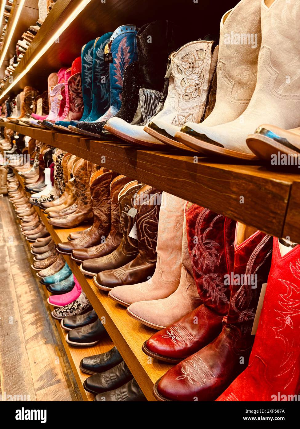 Cowgirl and cowboy hi-res stock photography and images - Alamy