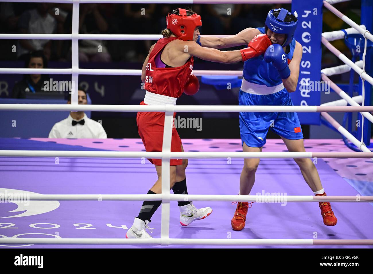 Paris, France. 03rd Aug, 2024. Belgian boxer Oshin Derieuw (red) and ...