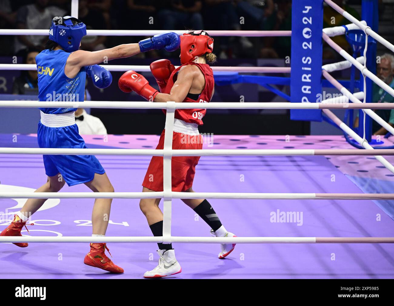 Paris, France. 03rd Aug, 2024. Belgian boxer Oshin Derieuw (red) and ...
