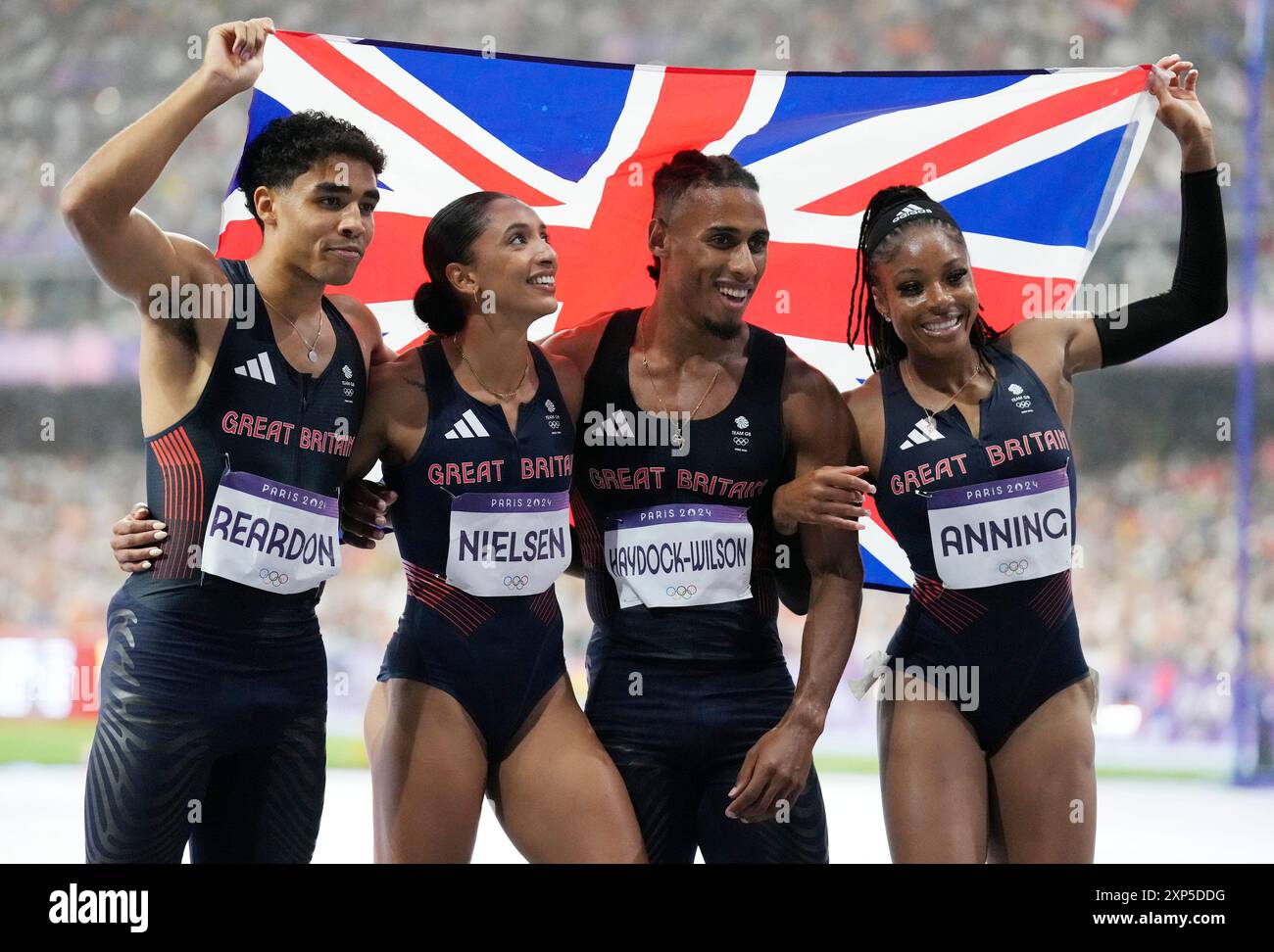 Paris, France. 03rd Aug, 2024. Members of Team Great Britain celebrate ...