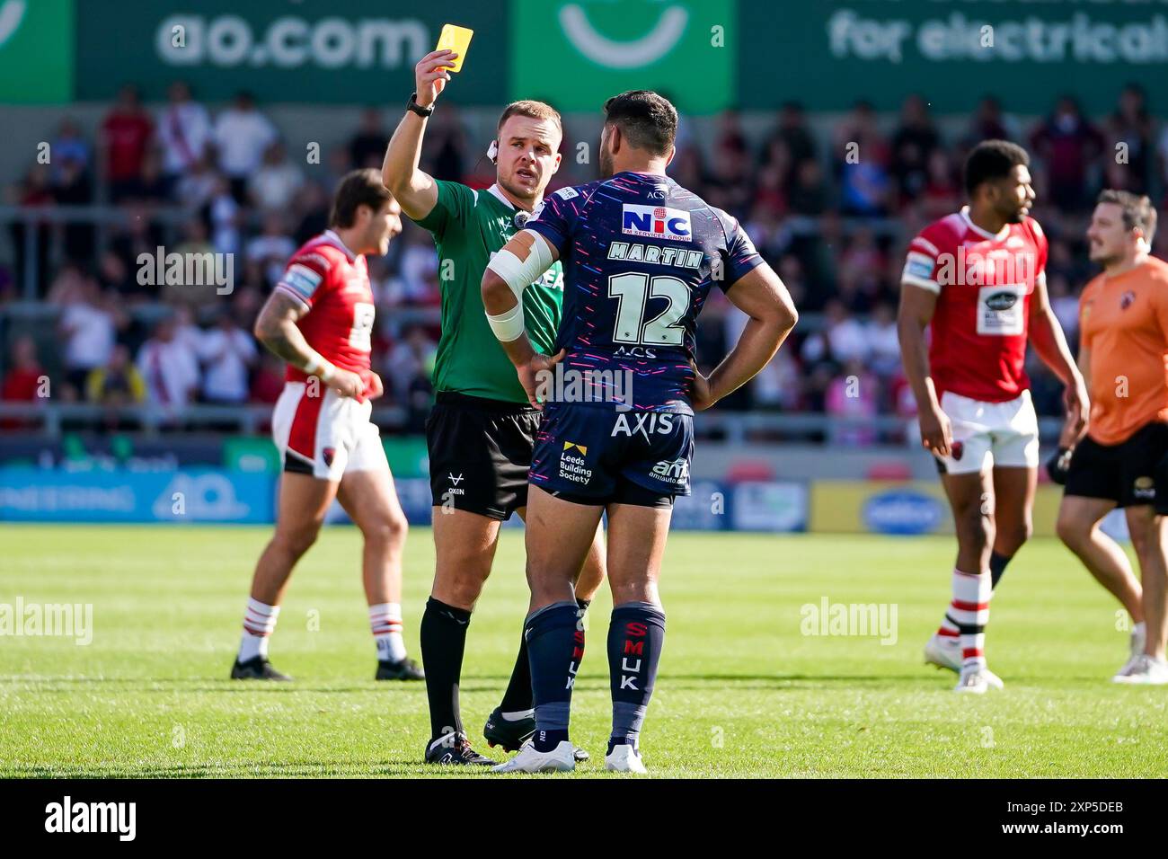 Red card rugby union hi-res stock photography and images - Alamy