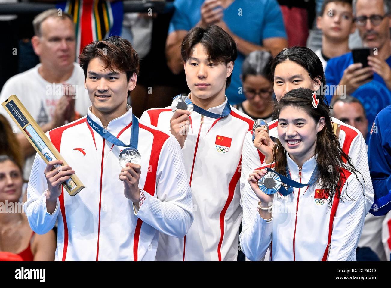 Paris, France. 03rd Aug, 2024. Athletes of team China show the silver ...