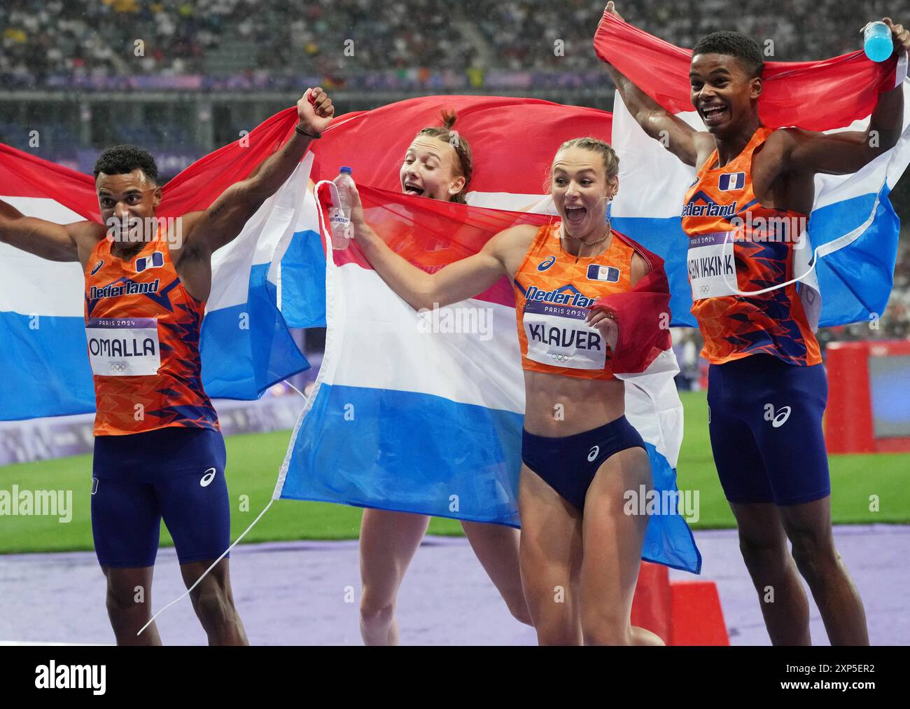 Paris, France. 03rd Aug, 2024. Members of Team Netherlands celebrate ...