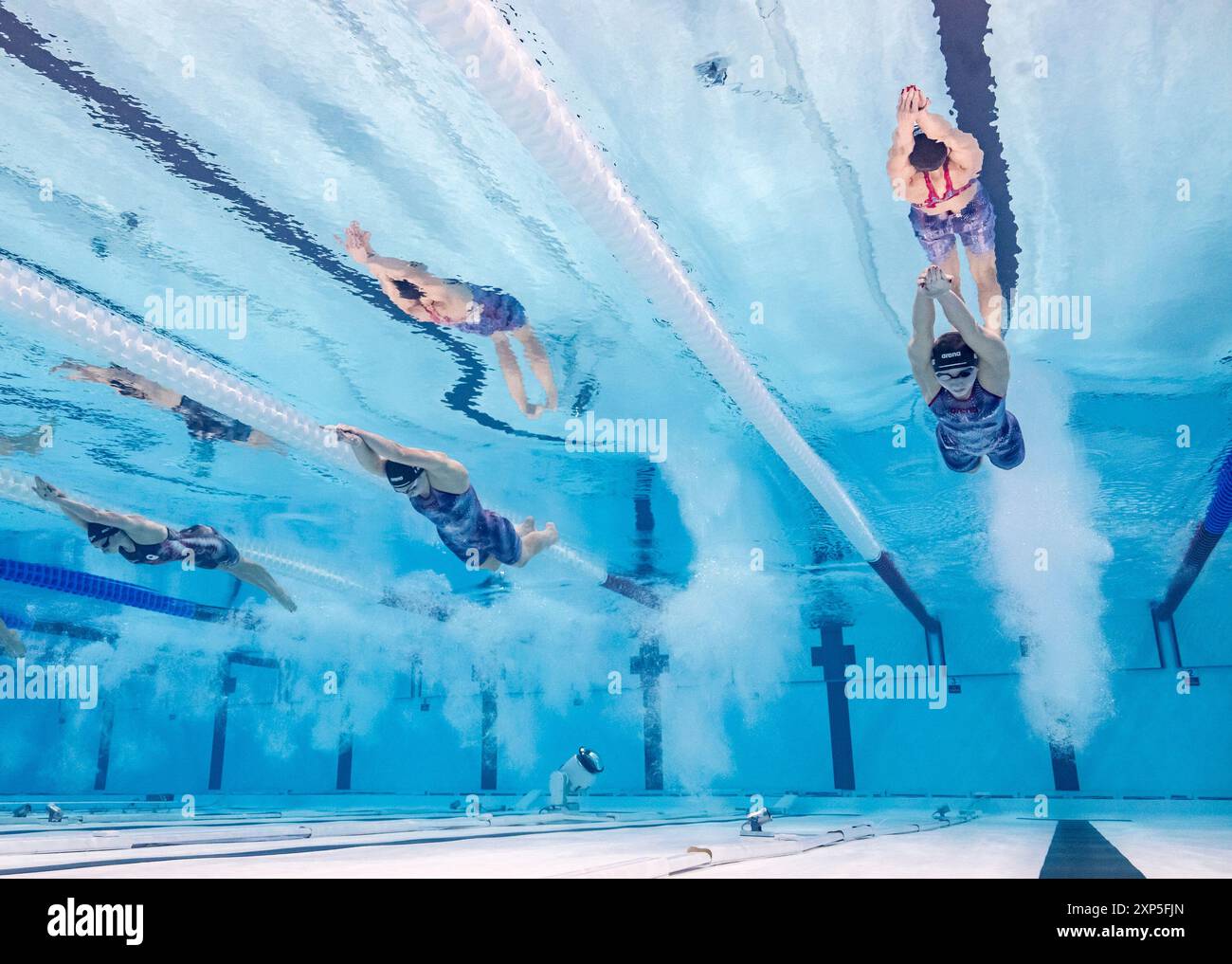 Paris, France. 3rd Aug, 2024. Summer McIntosh (C) of Canada competes ...