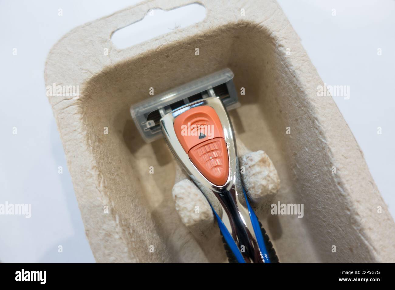 Plastic free packaging of razor blade Stock Photo - Alamy