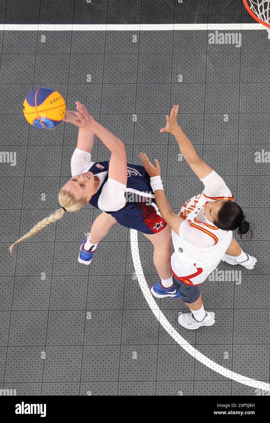 Paris, France. 3rd Aug, 2024. Wang Lili (R) of China vies with Hailey ...