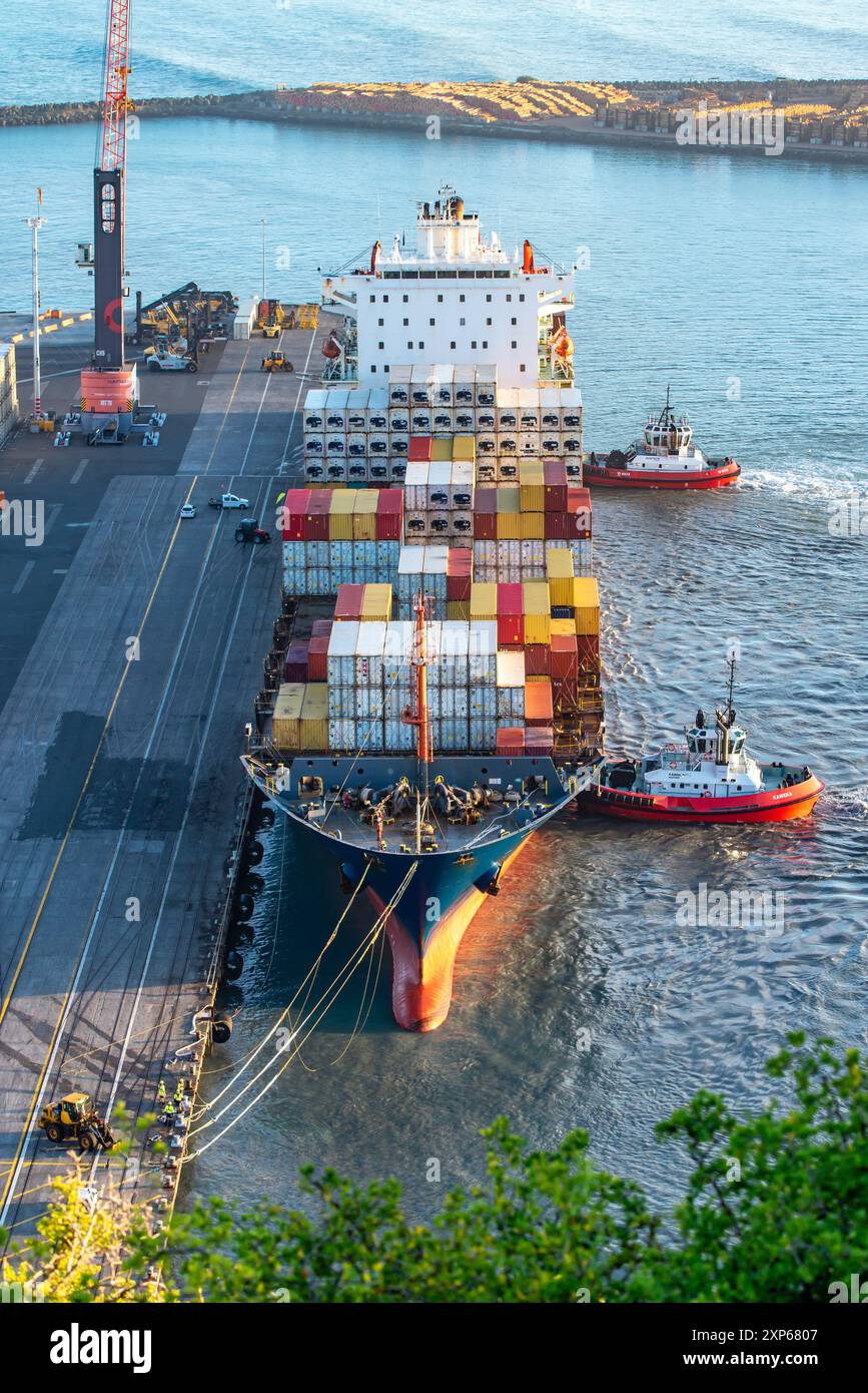 Tractor tugs Te Mata and Kaweka hold the 46,000 tonne container ship AS ...