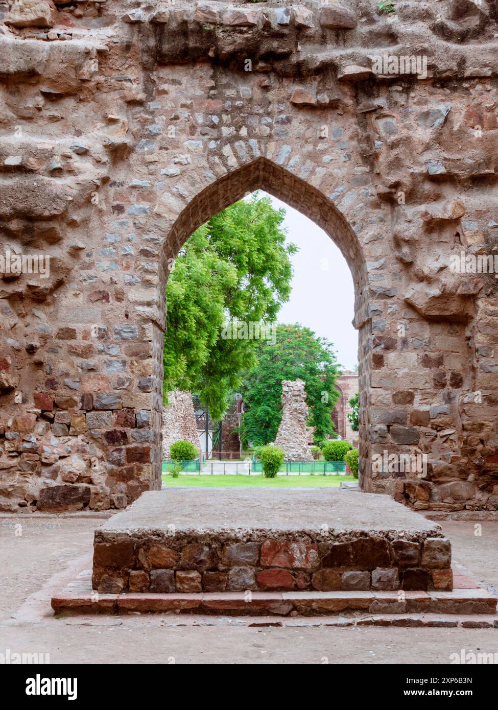 Inside the Qutb complex (Delhi/India Stock Photo - Alamy
