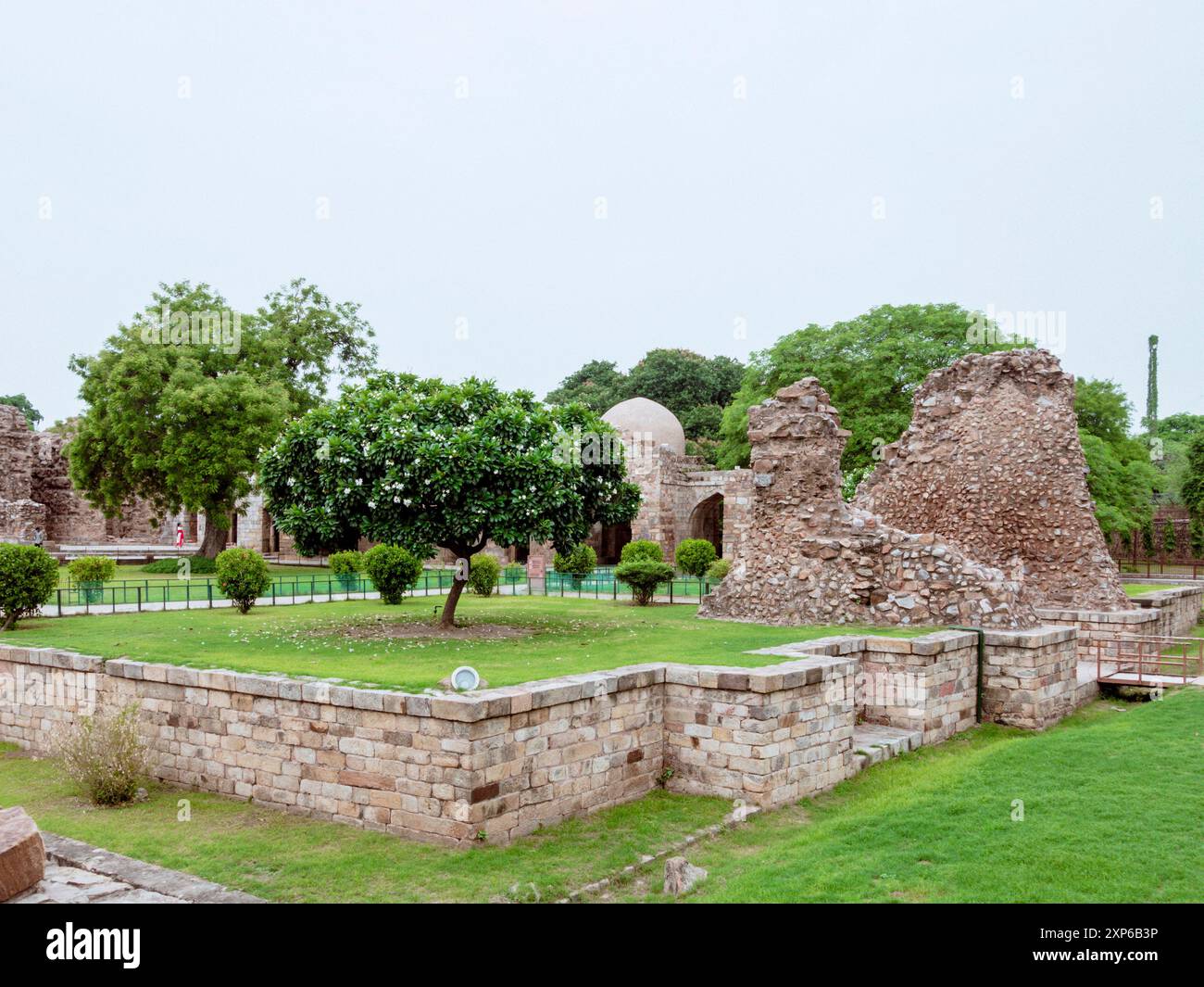 Inside the Qutb complex (Delhi/India Stock Photo - Alamy