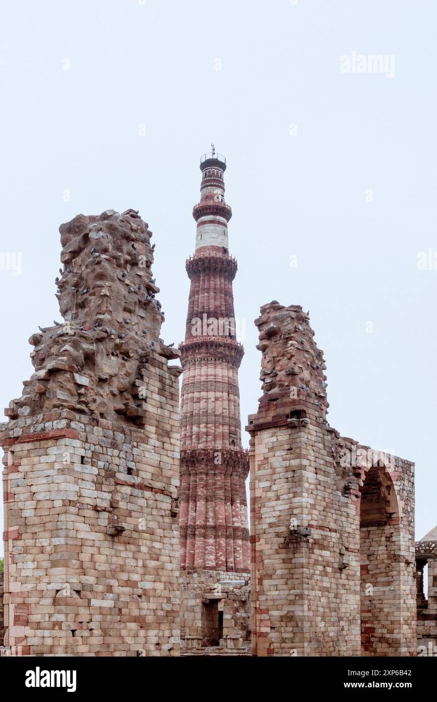Qutab Minar in the Qutb complex (Delhi/India Stock Photo - Alamy