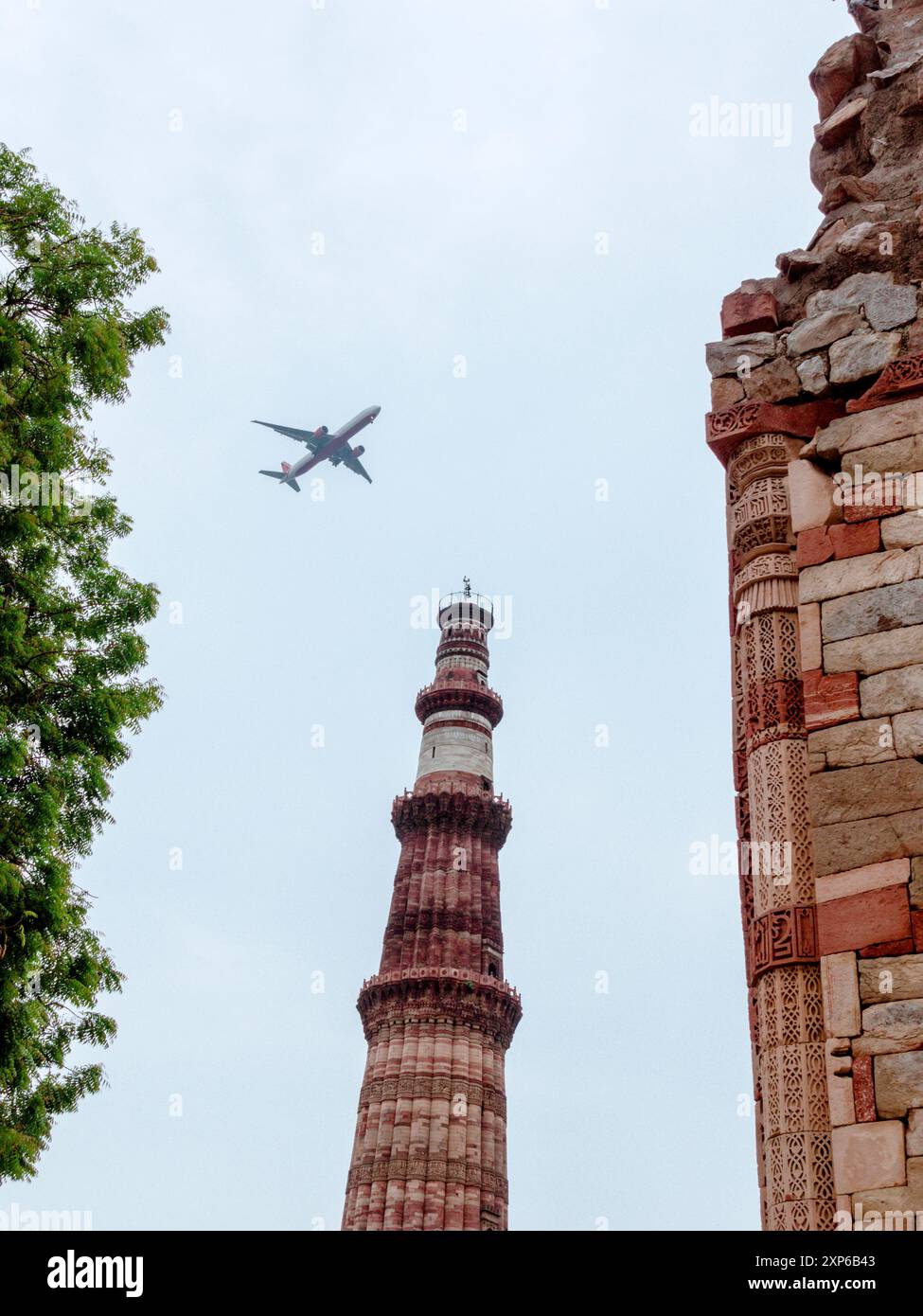 Qutab Minar in the Qutb complex (Delhi/India Stock Photo - Alamy