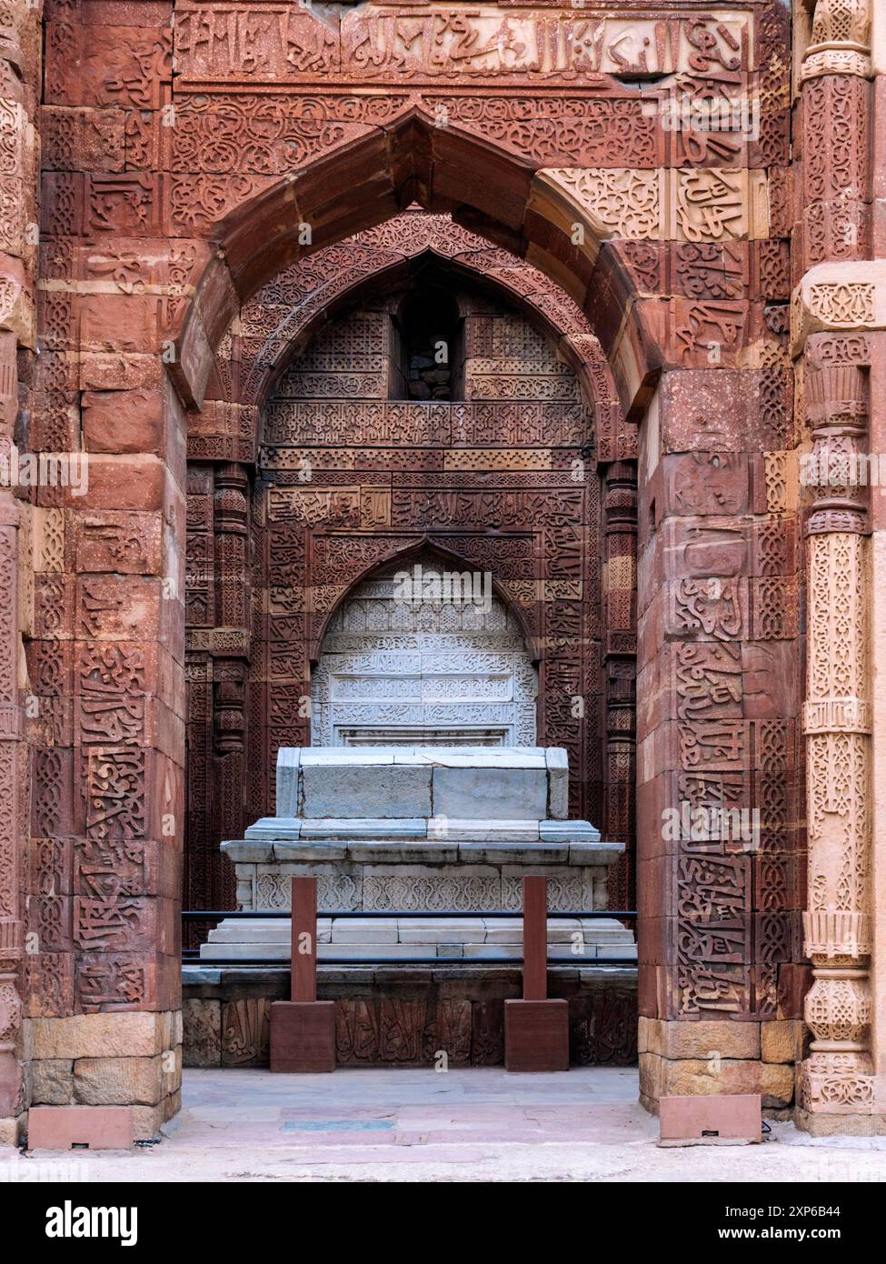 Tomb of Illtutmish in the Qutb complex (Delhi/India Stock Photo - Alamy