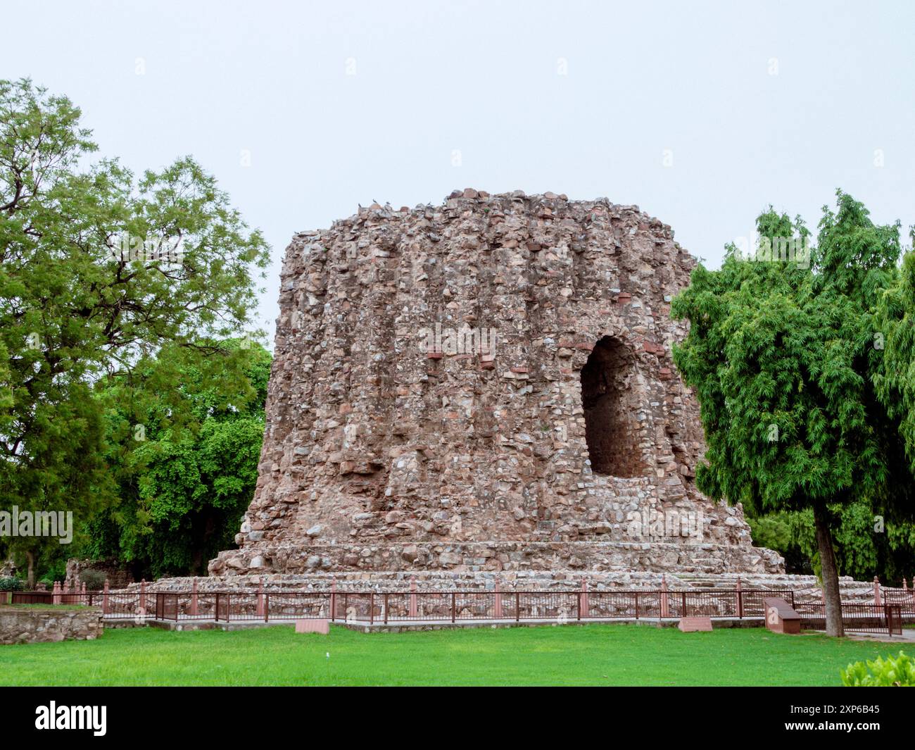 Qutb minar india alai darwaza hi-res stock photography and images - Alamy