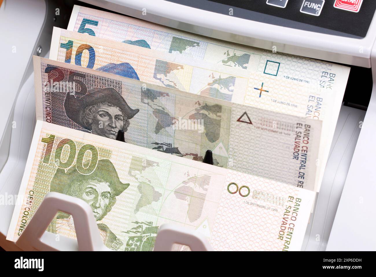 Salvadoran money - colon in the counting machine Stock Photo - Alamy