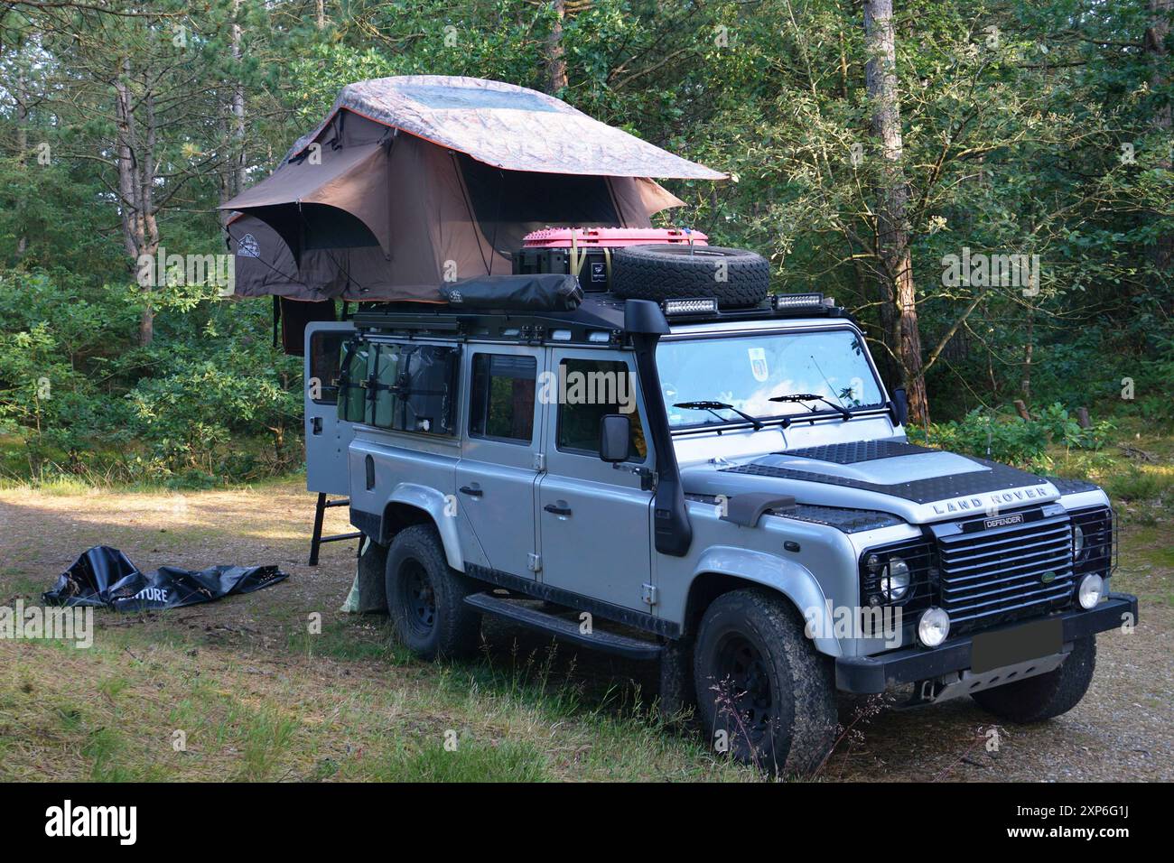 Land rover defender 90 manual diesel suv hi-res stock photography and ...