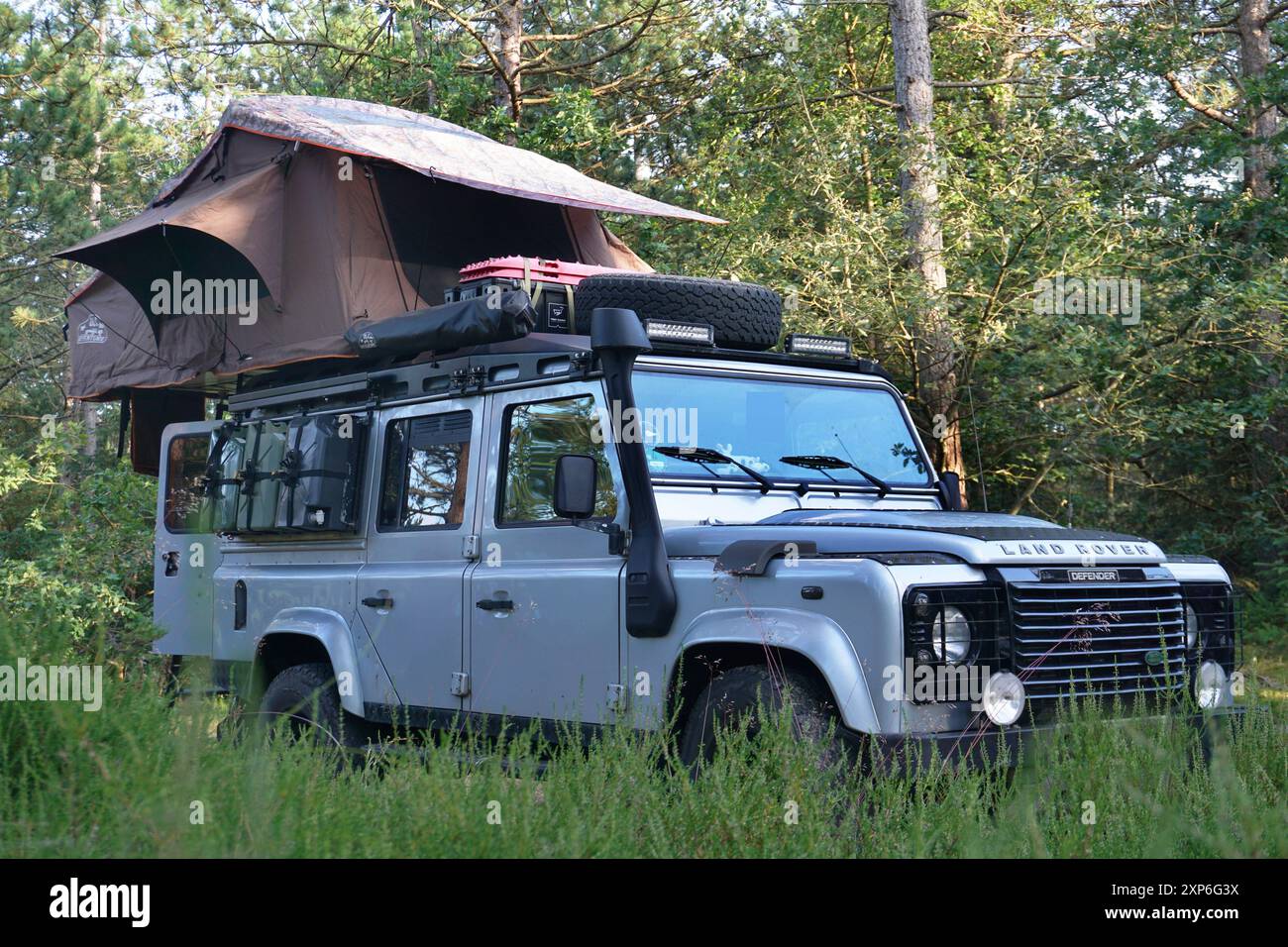 Land rover defender 90 manual diesel suv hi-res stock photography and ...
