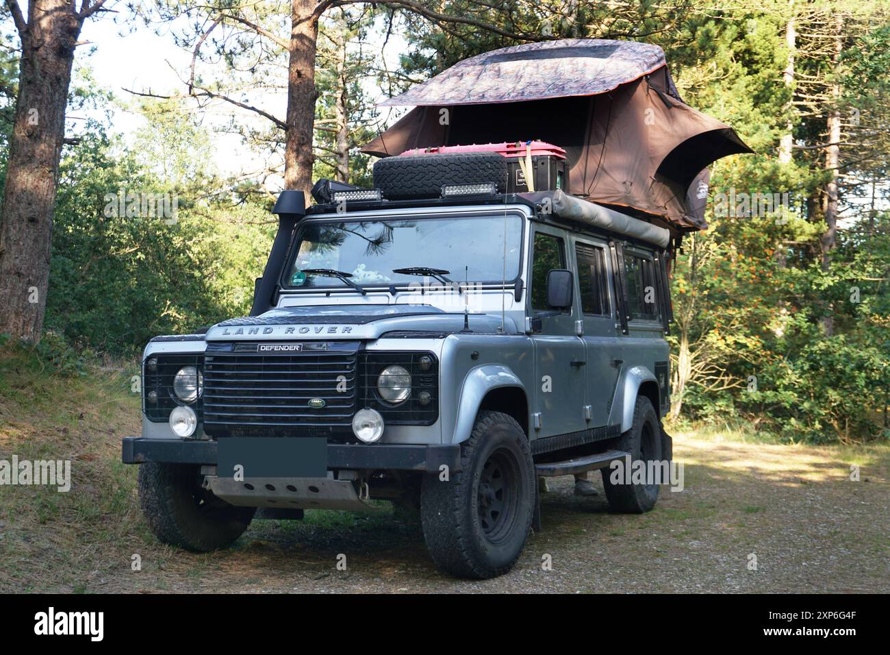 Land rover defender 90 manual diesel suv hi-res stock photography and ...