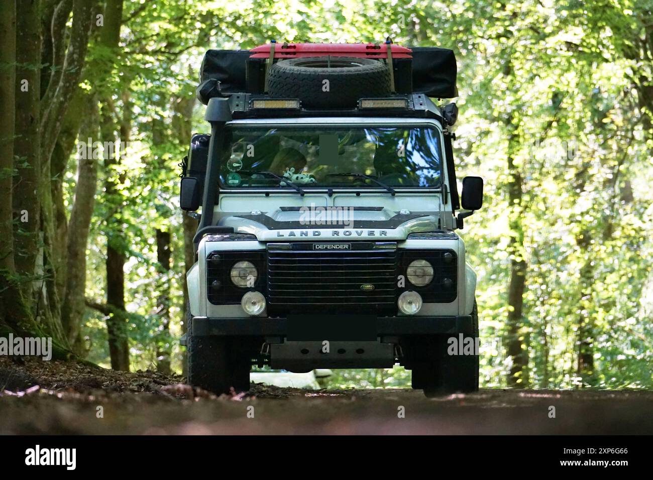 Land rover defender 90 manual diesel suv hi-res stock photography and ...