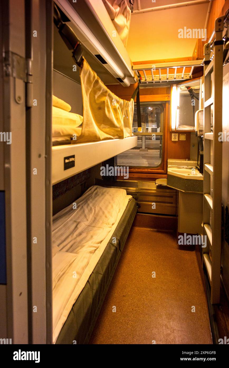 Interior sleeper train hi-res stock photography and images - Alamy