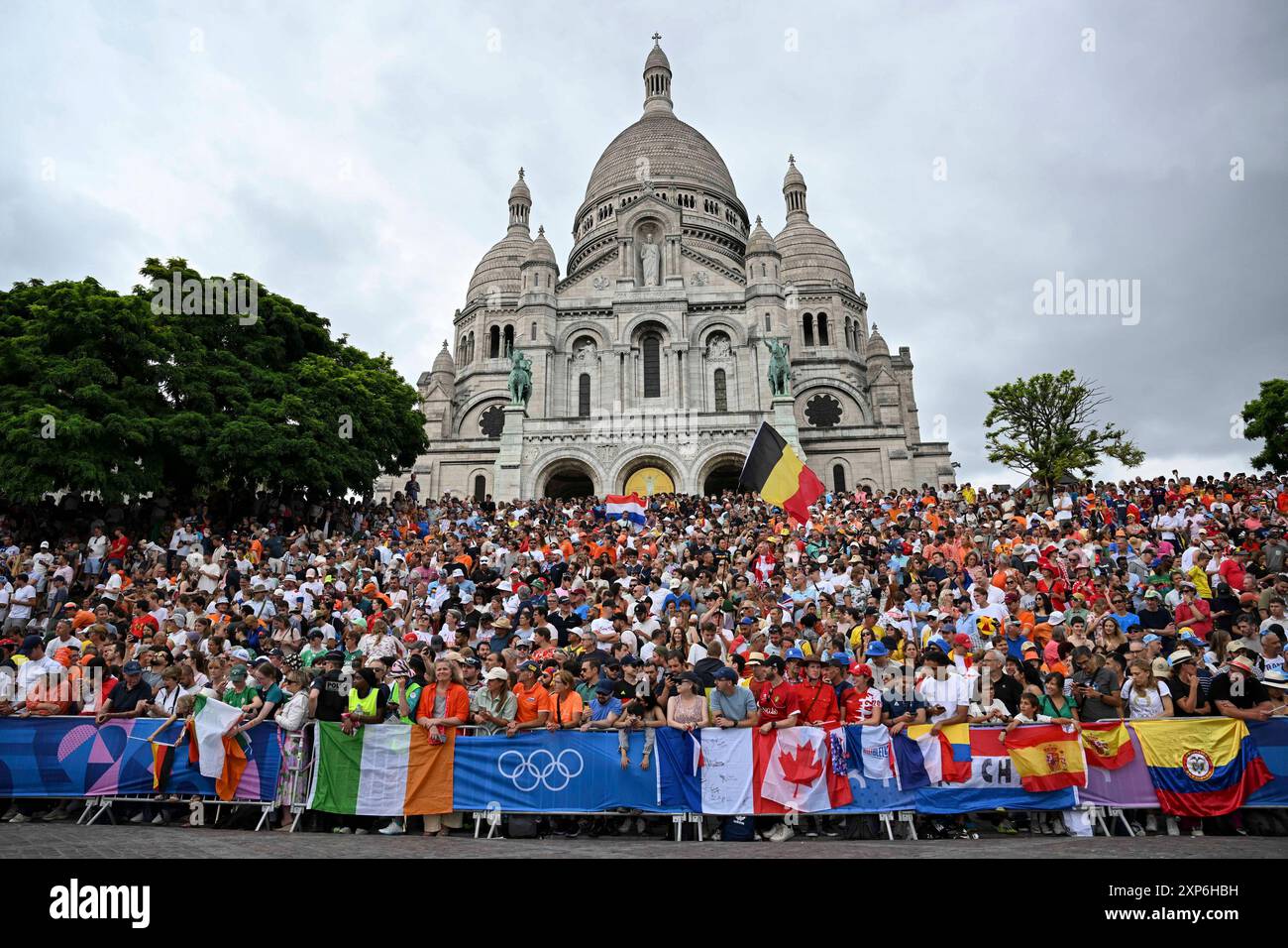 Paris, France. 3rd Aug, 2024. Spectators watch the men's cycling road ...