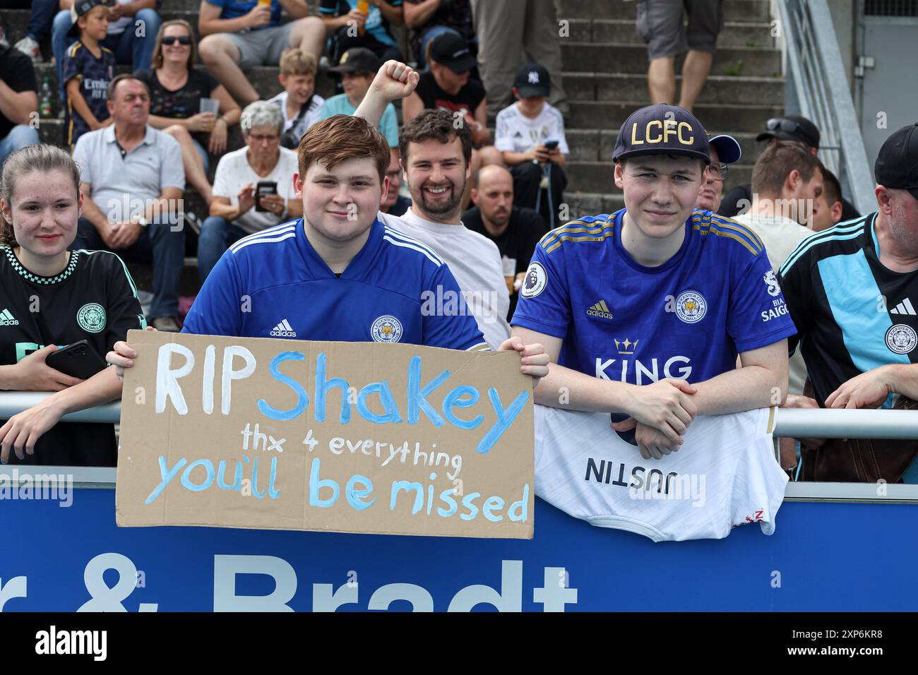 Fans trauern um ihren verstorbenen Co.-Trainer „Shakey“; der ehemalige ...