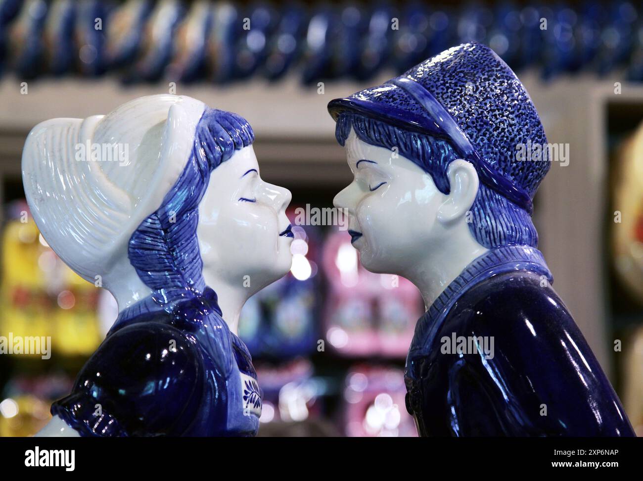 Love Puppets.Dutch folklore.Delft pottery.Delft ware.Delft blue ...