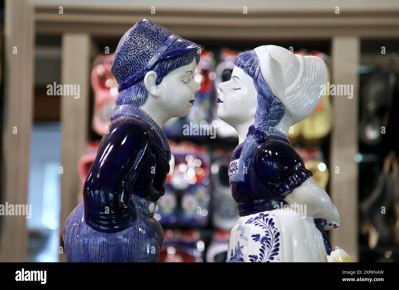 Love Puppets.Dutch folklore.Delft pottery.Delft ware.Delft blue ...