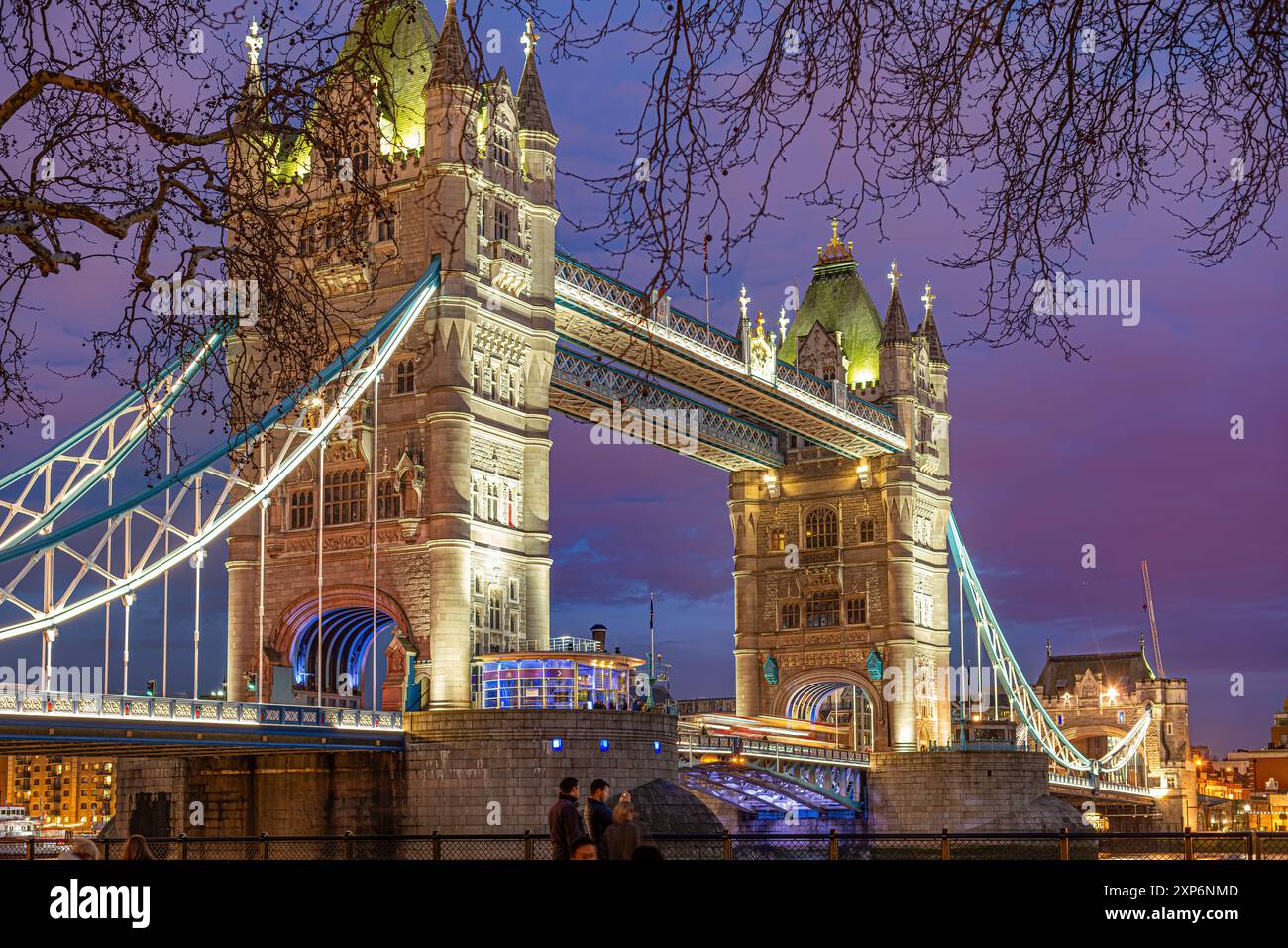 Night view bridge in london hi-res stock photography and images - Alamy