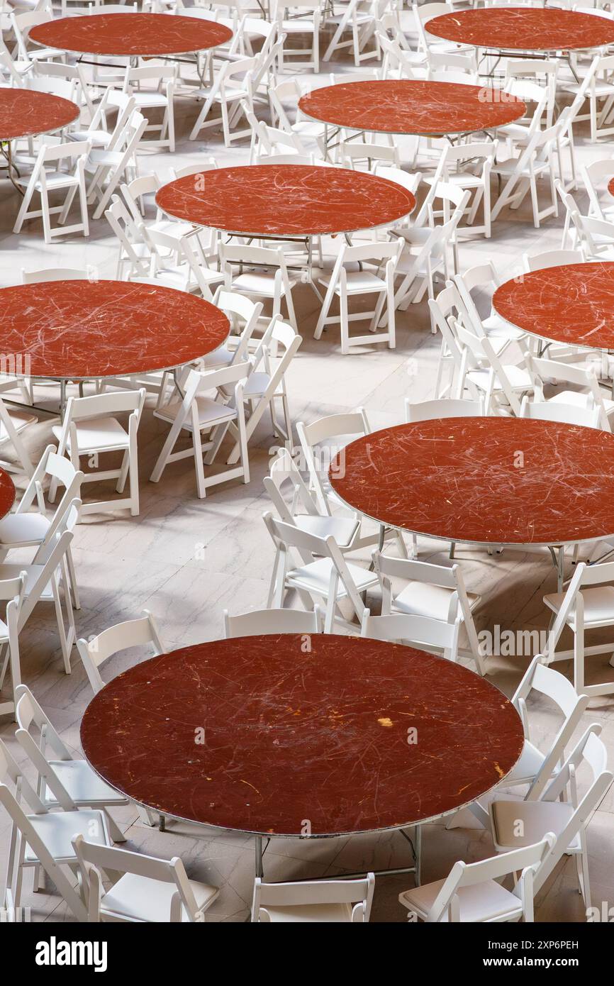 White chairs in banquet hall hi-res stock photography and images - Alamy