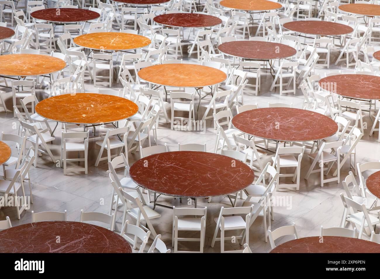 White chairs in banquet hall hi-res stock photography and images - Alamy
