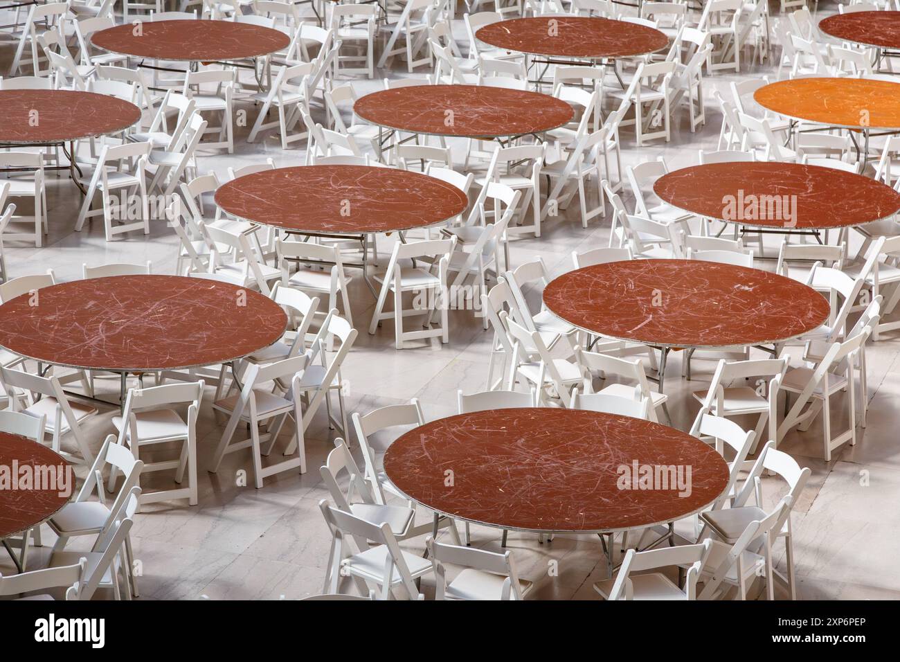 White chairs in banquet hall hi-res stock photography and images - Alamy