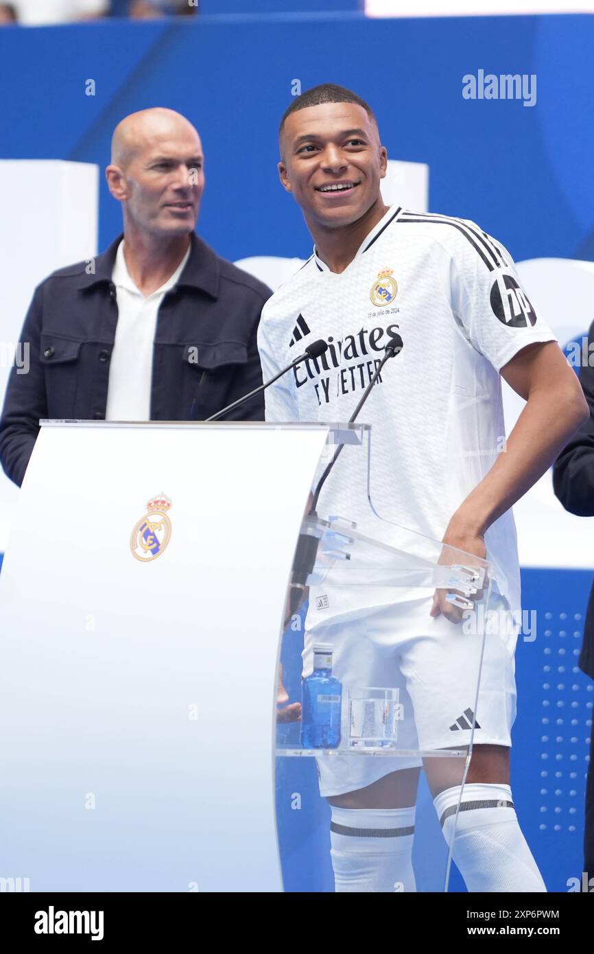 Kylian MBappe and Zinedine Zidane during the presentation of Kylian ...