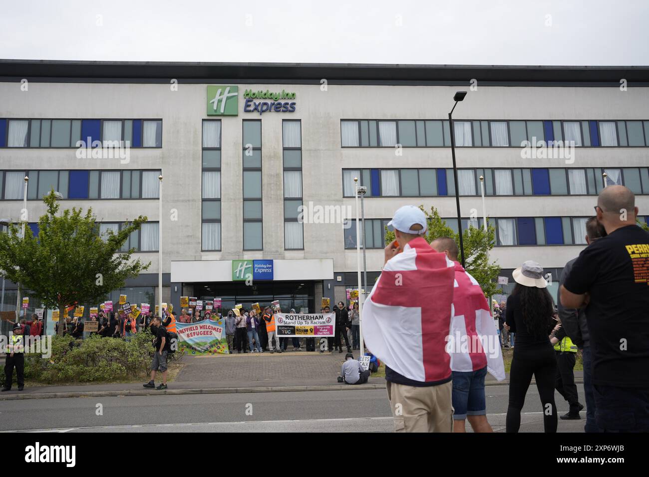 Pro-immigration supporters hold a counter demonstration as people ...