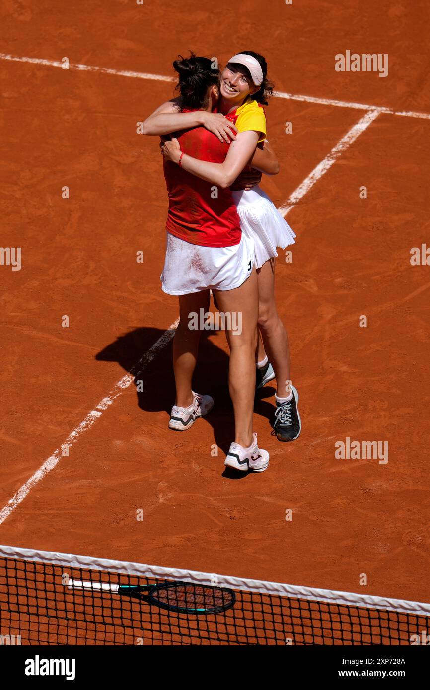 Cristina Bucsa and Sara Sorribes Tormo of Spain hug after they defeat ...