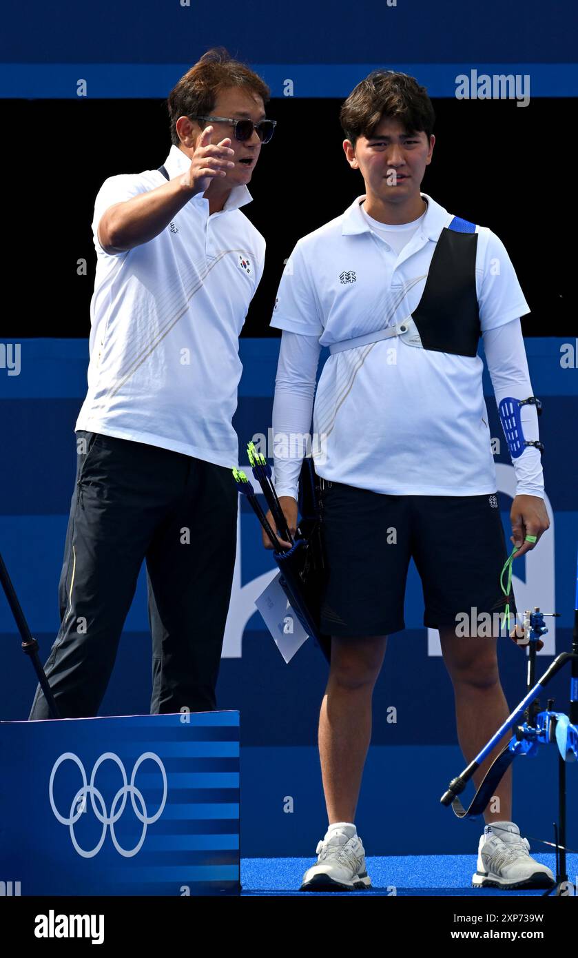 Paris, France. 4th Aug, 2024. Kim Je Deok (R) of South Korea ...