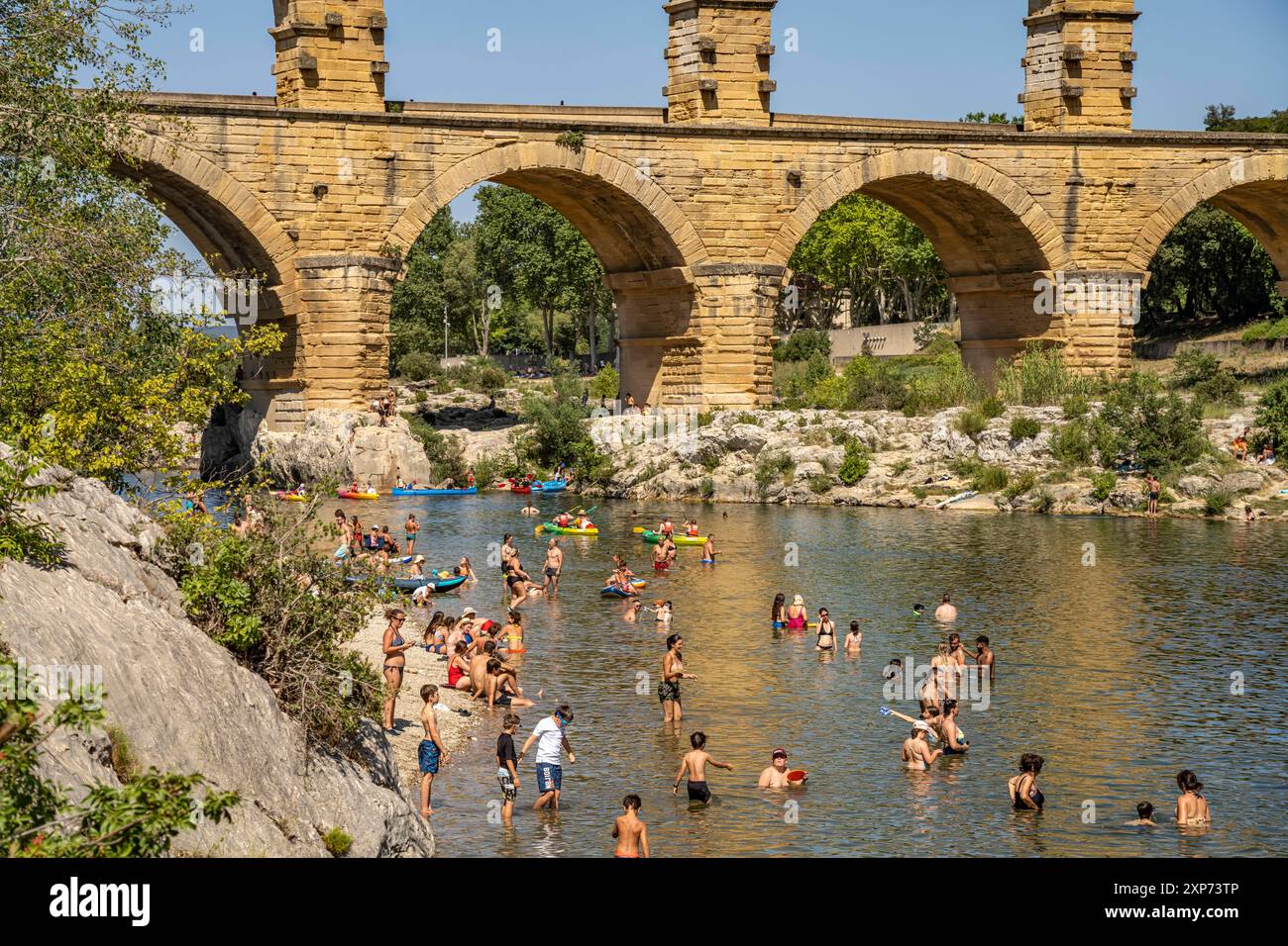 Pont du Gard Menschen baden im Fluss Gardon und Kanus am römischen ...