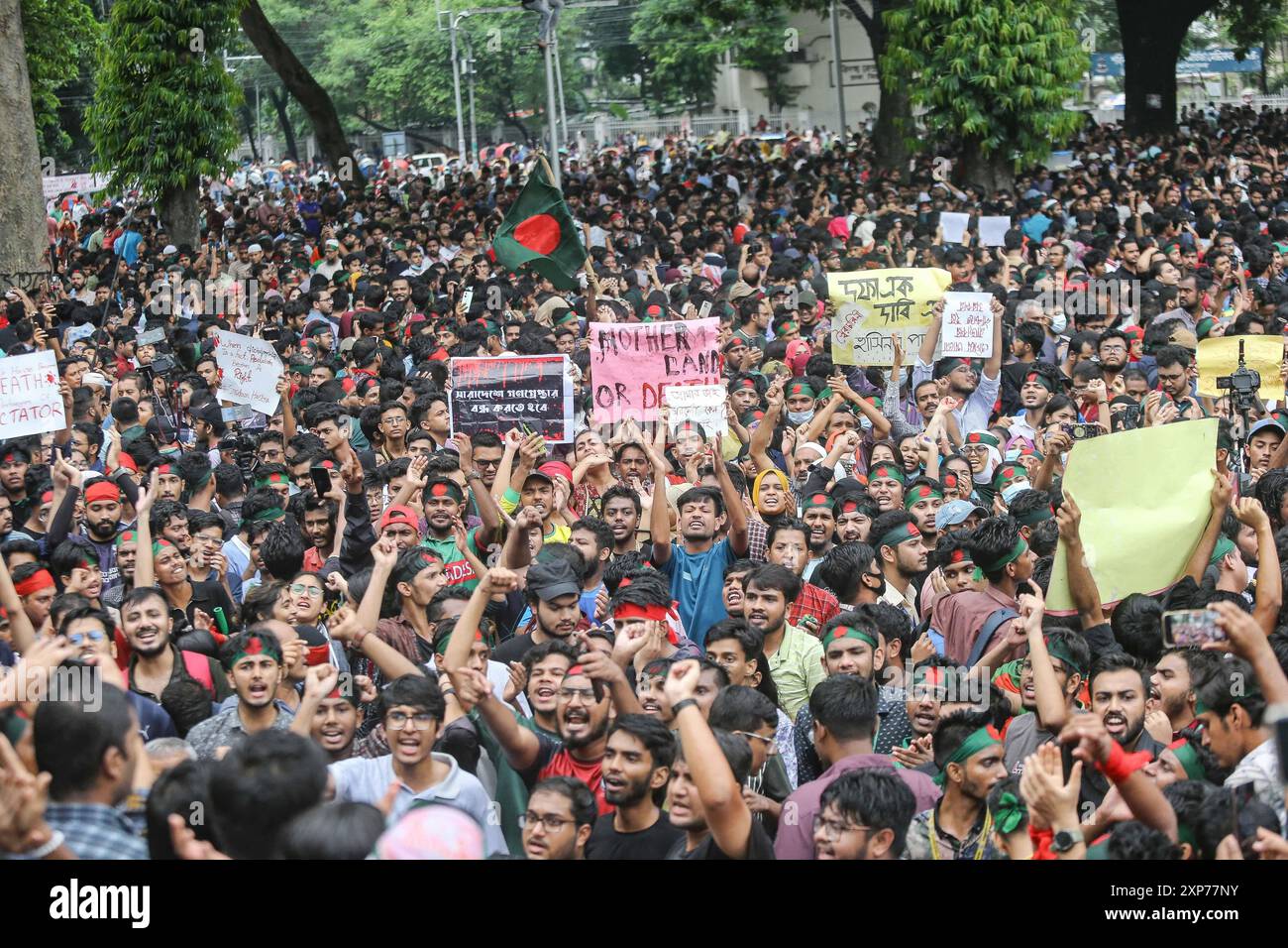 Students protest against quota system in government jobs in Dhaka ...