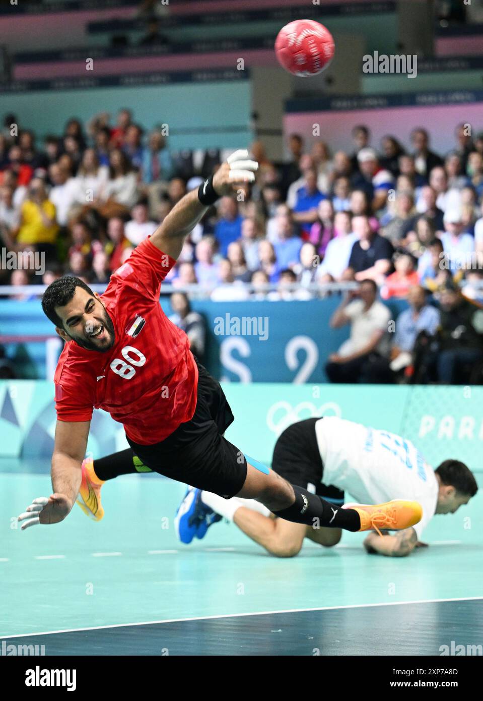 Paris, France. 4th Aug, 2024. Ahmed Adel (L) of Egypt competes during ...