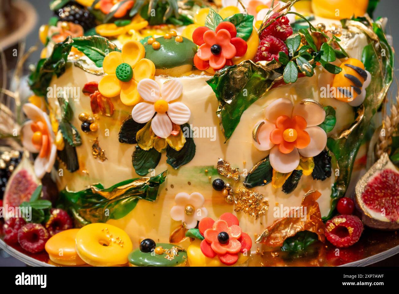 Beautiful cake with edible flowers decor hi-res stock photography and ...
