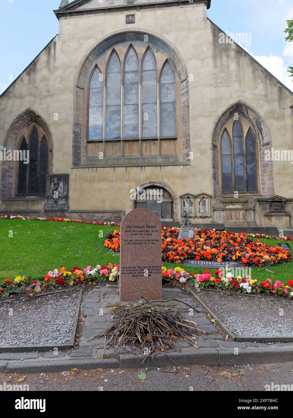 Famous Greyfriars Bobby Dog statue in Greyfriars Kirkyard Cemetery in ...