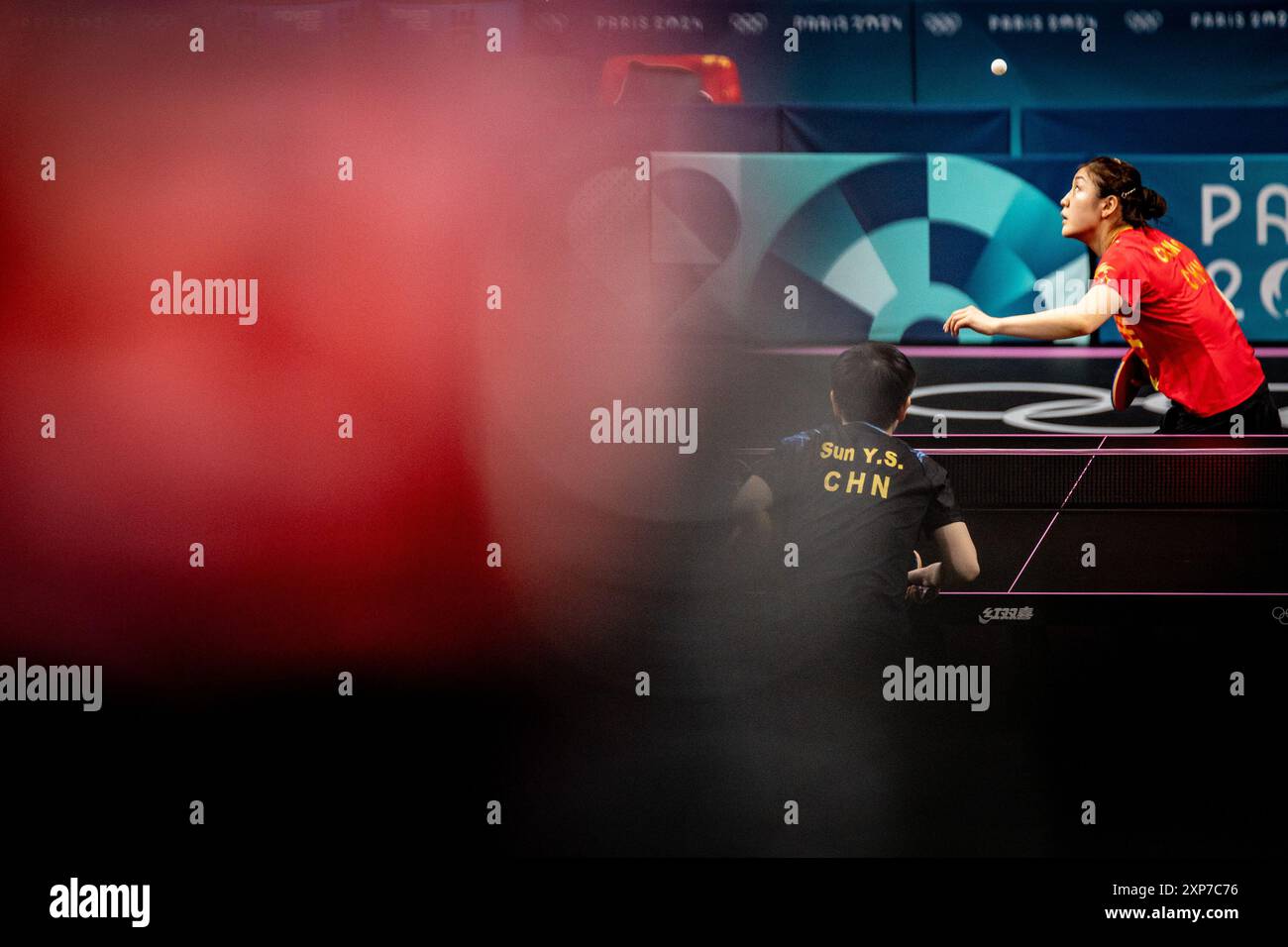 CHEN Meng (CHN) beim Aufschlag gegen SUN Yingsha (CHN) FRA, Olympische ...