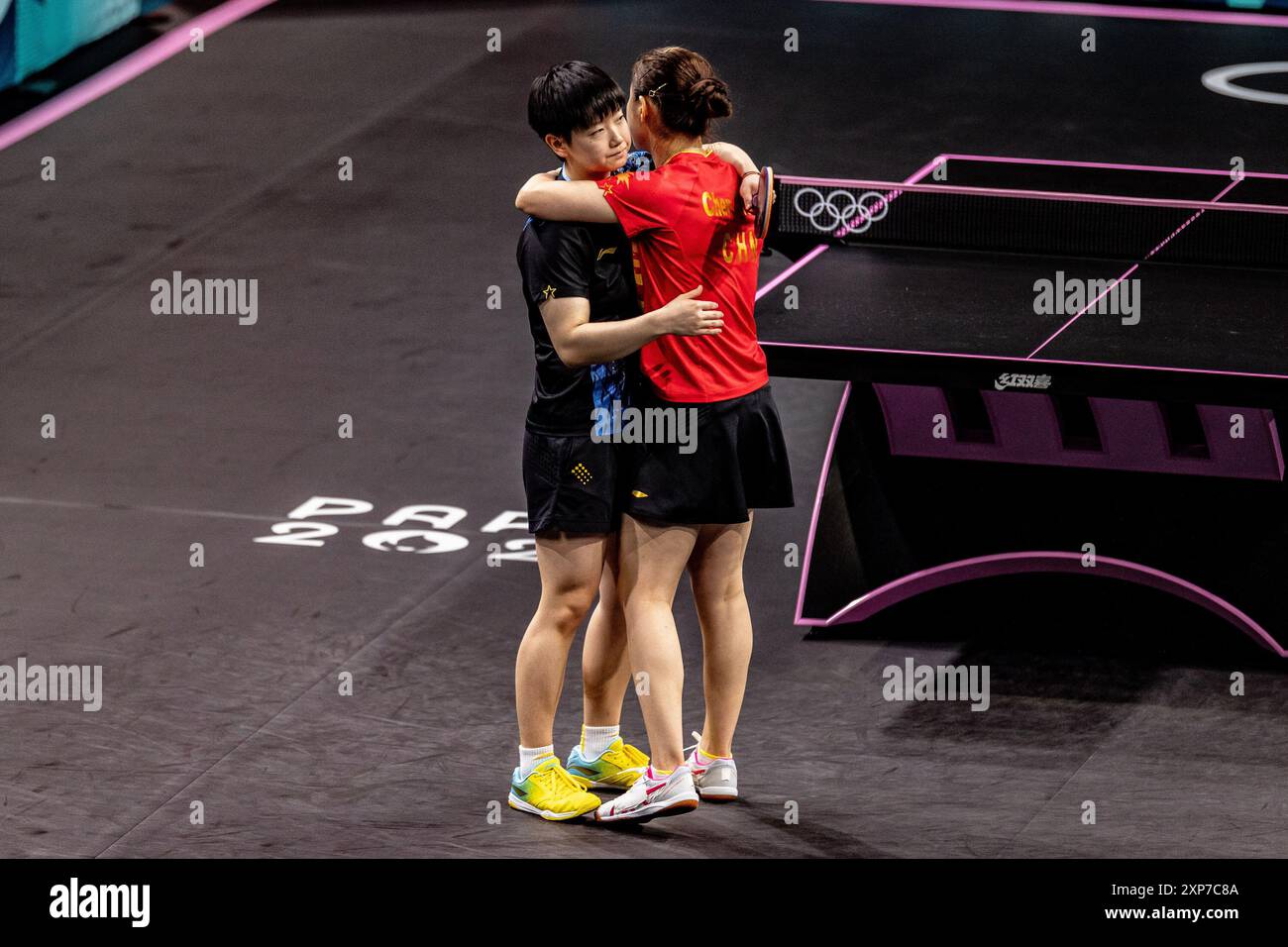 SUN Yingsha (CHN) vs. CHEN Meng (CHN) Umarmung nach dem Spiel FRA ...