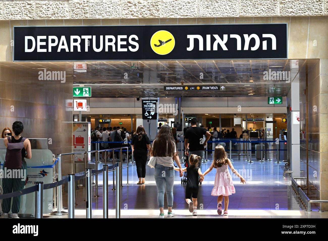 Many people walk in hall hi-res stock photography and images - Alamy