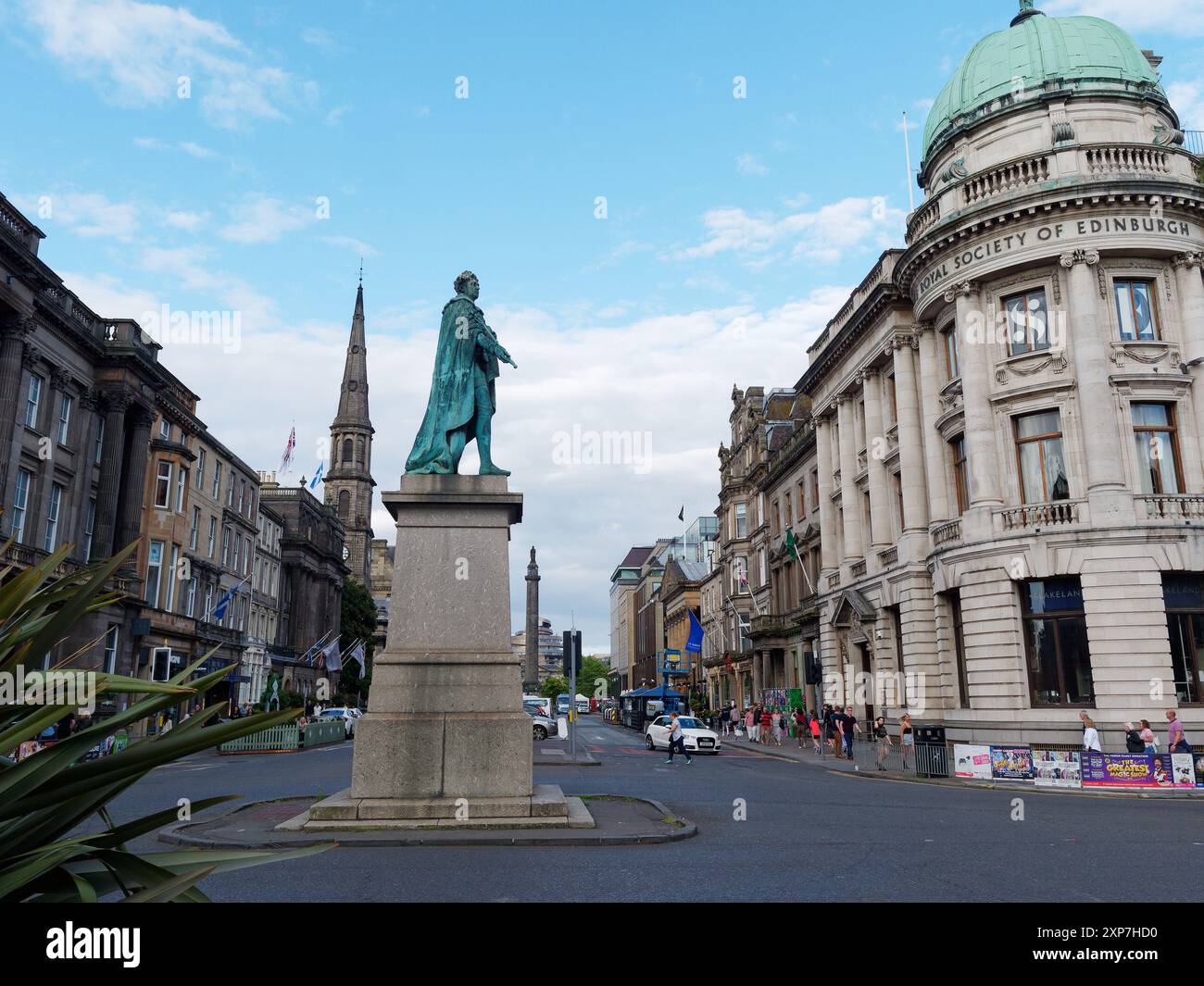 Edinburgh street cars building hi-res stock photography and images - Alamy