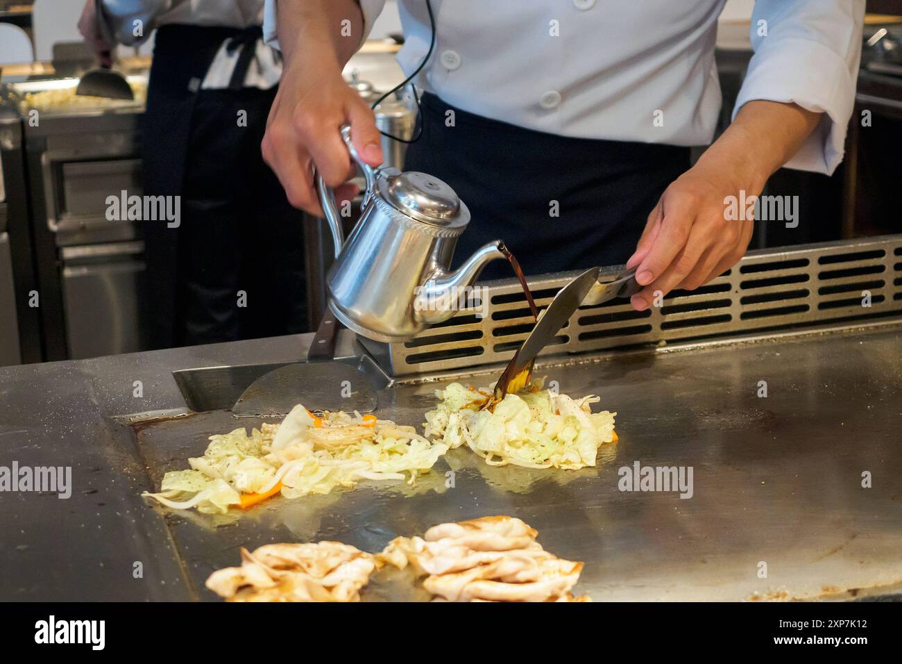 Chef teppanyaki hi-res stock photography and images - Alamy
