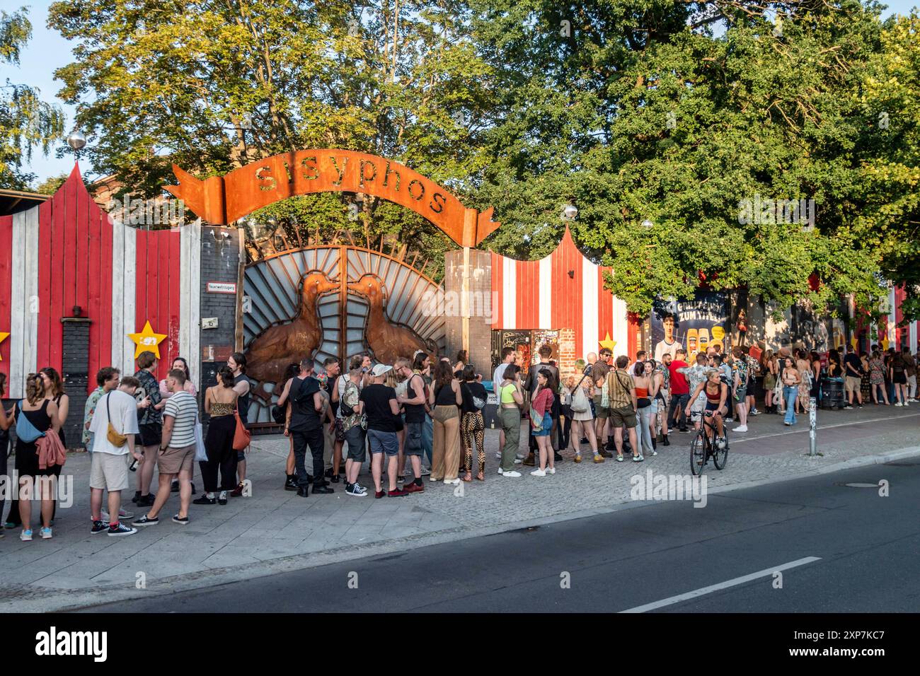 Schlange vor dem Techno-Club Sisyphos in Berlin-Rummelsburg Schlange ...