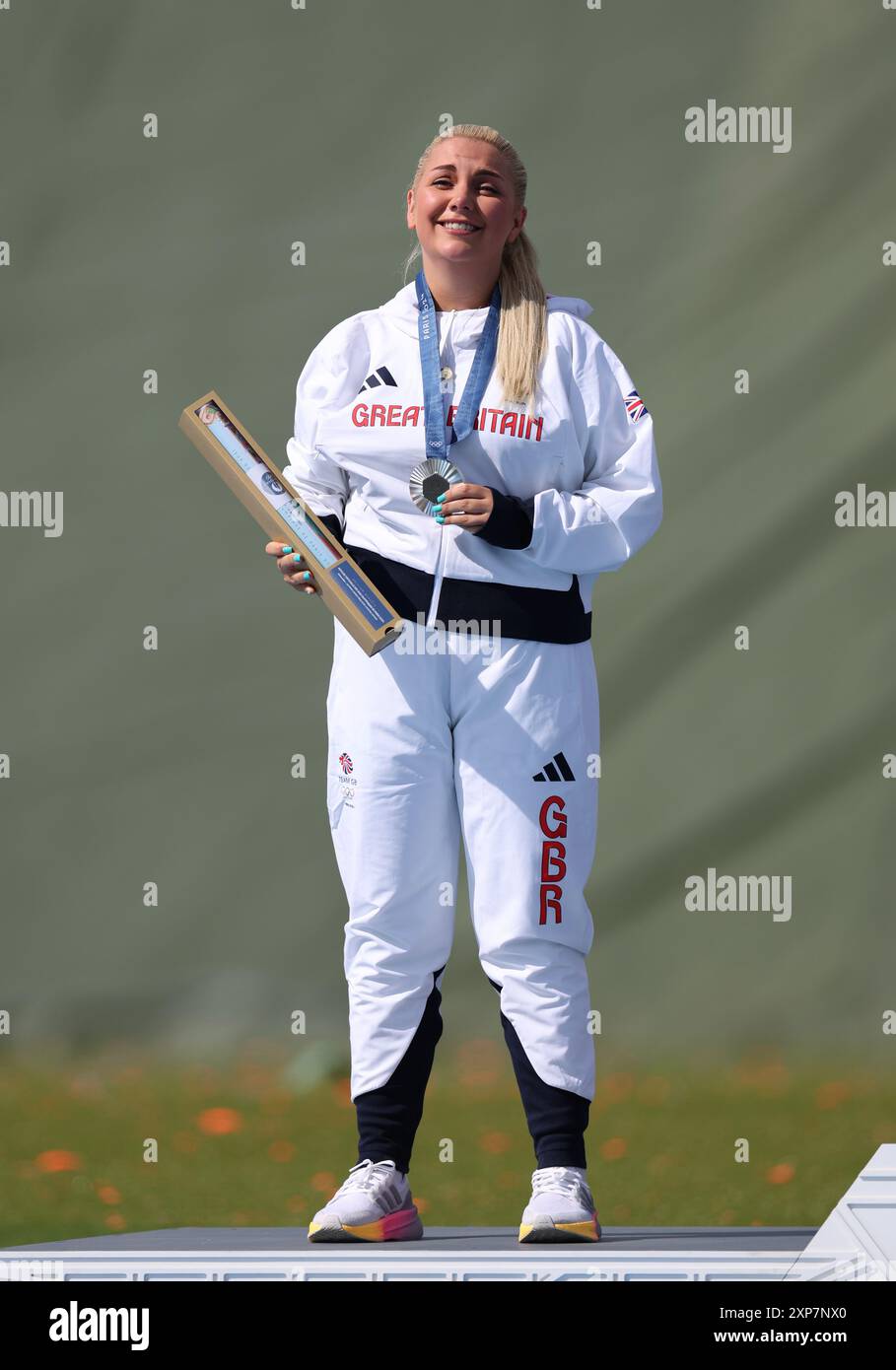 Great Britain's Amber Rutter with the silver medal after finishing ...
