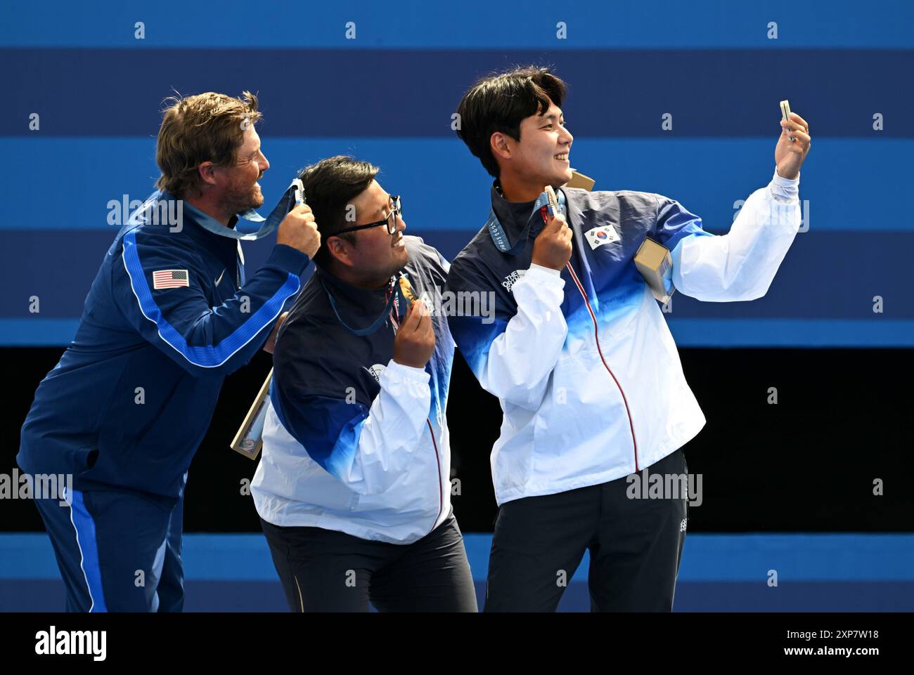 (240804) -- PARIS, Aug. 4, 2024 (Xinhua) -- Gold medalist Kim Woojin (C ...