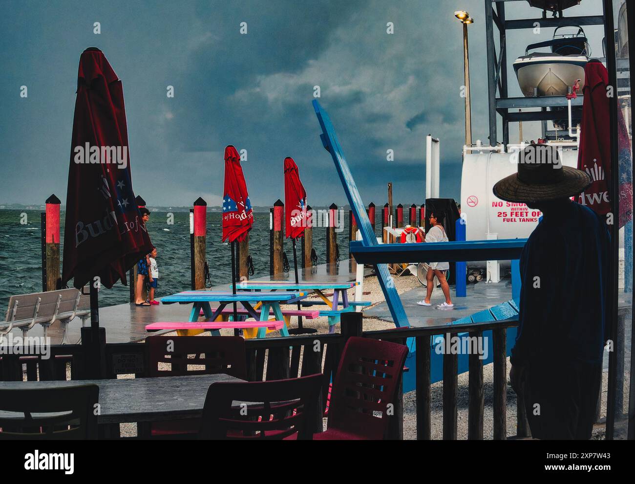 Dockside silhouette hi-res stock photography and images - Alamy