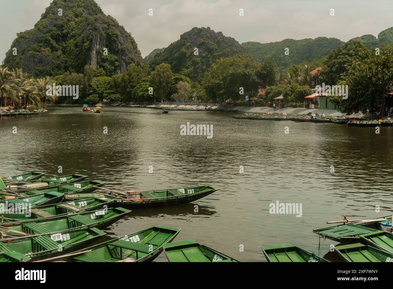 Green sampan boat hi-res stock photography and images - Alamy